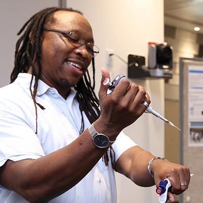 NIBIB Welcomes Congressional Staff, Shows Pioneering Biotech | NIH Record