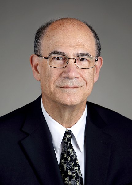 NINDS’s Hallett Retires After 40 Years of Federal Service | NIH Record